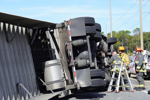 Overturned semi in Ocala causes fuel spill, closes I-75 NB ramp - 352today